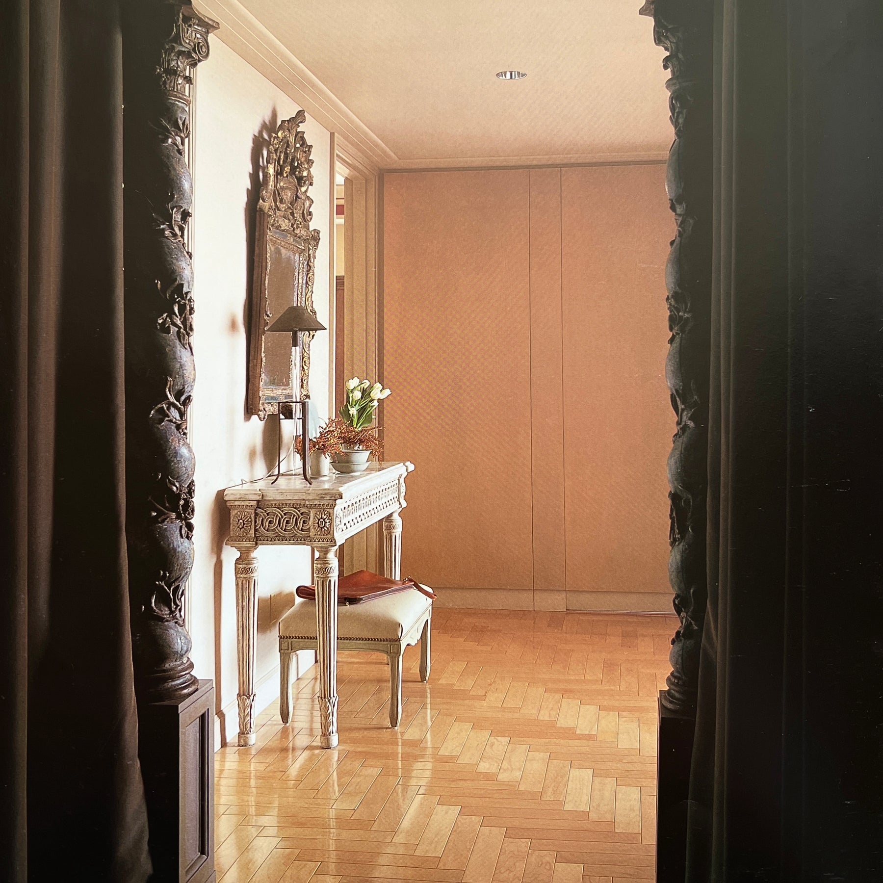 SIGNATURE HOMES: A NEW YORK VITRINE - SALADINO